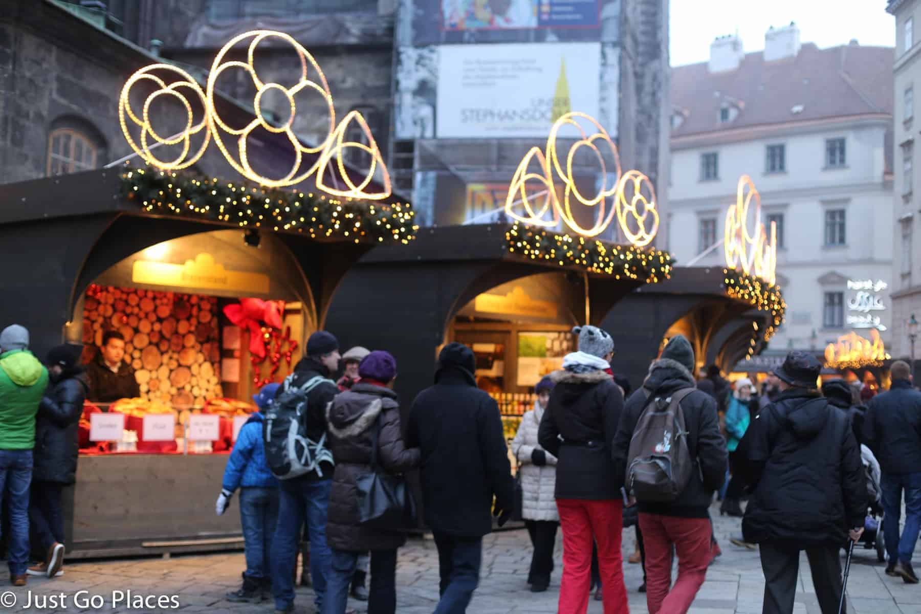With 25+ Christmas Markets in Vienna How Do You Choose The Best Vienna ...